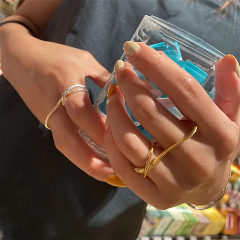 Exaggerated Two-Finger Cross Connected Ring